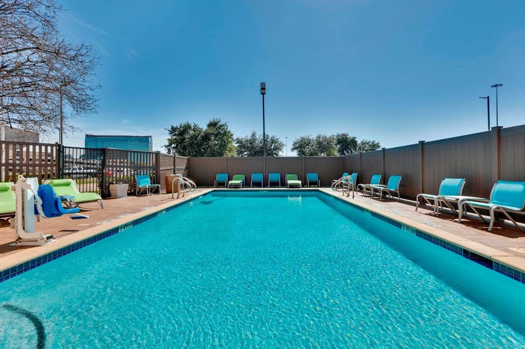 Holiday Inn Express & Suites Irving Conv Ctr - Las Colinas in 333 W ...