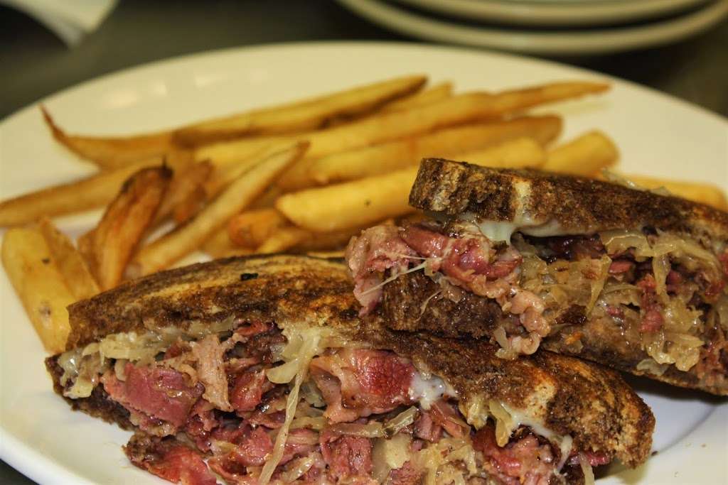 Waynebrook Inn - 4690 Horseshoe Pike, Honey Brook, PA 19344