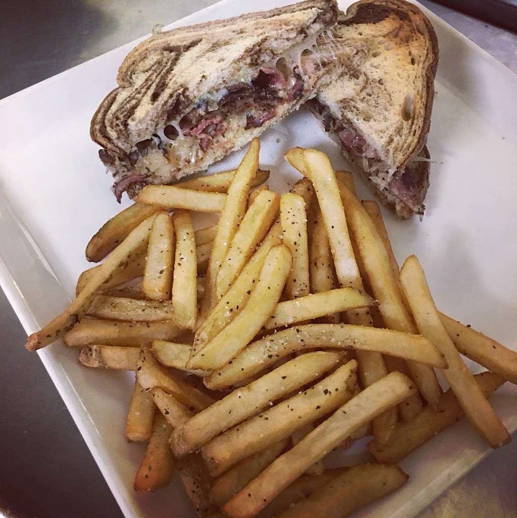 Waynebrook Inn - 4690 Horseshoe Pike, Honey Brook, PA 19344