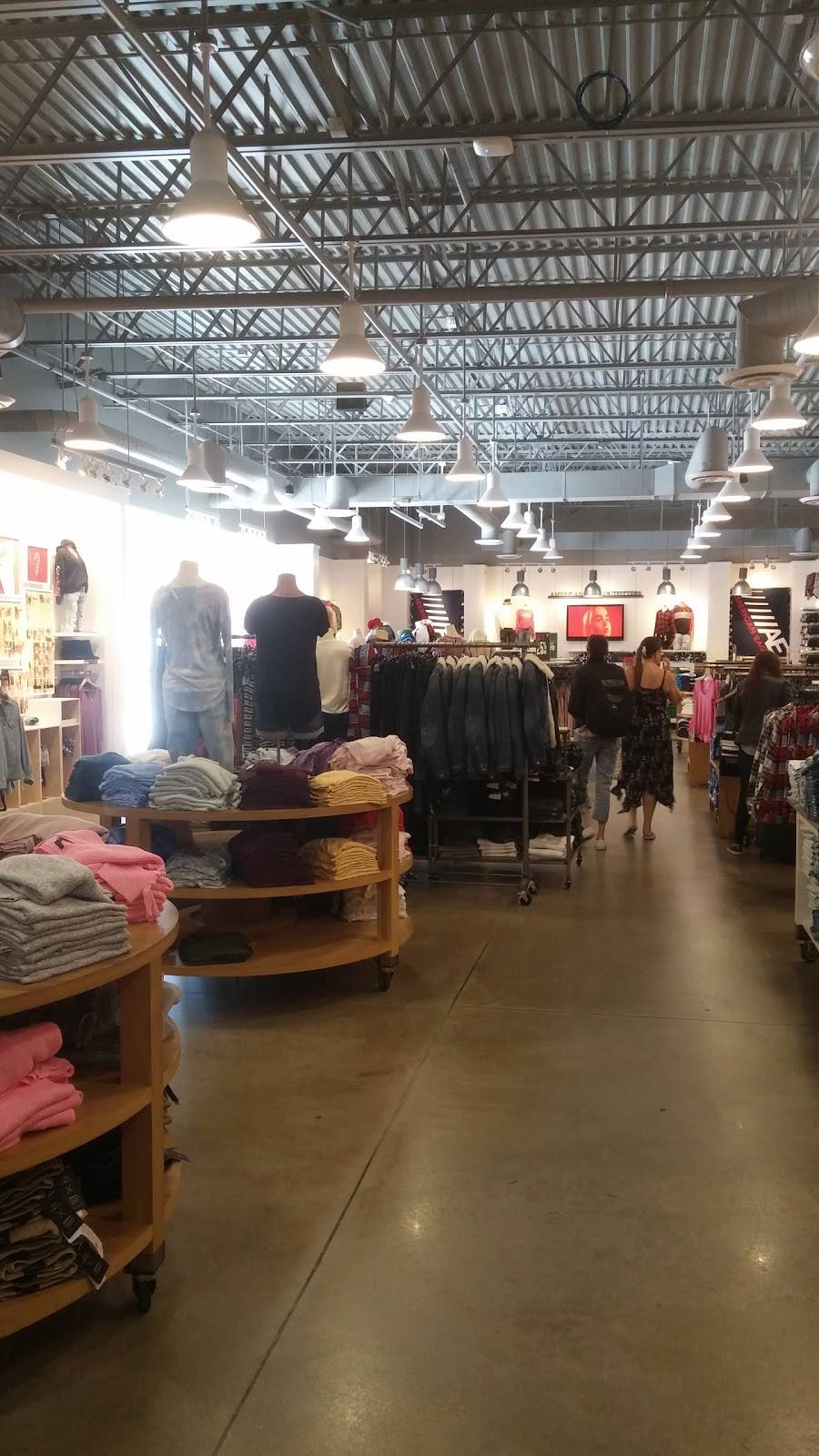 American Eagle Outlet - 8200 Vineland Ave Suite 101, Orlando, FL 32821 ...
