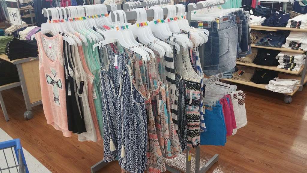 Walmart Supercenter - 200 S Bolingbrook Dr, Bolingbrook, IL 60440 ...