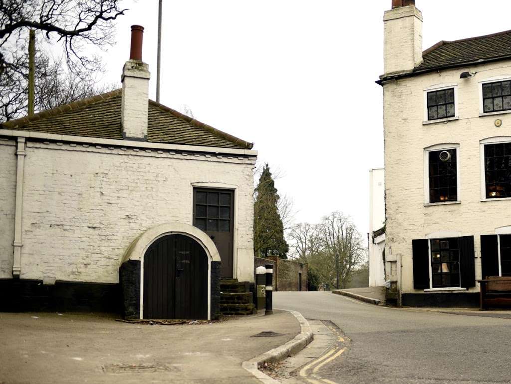 TOLL GATE HOUSE Paniards Rd Hampstead London NW3 7JJ UK TOLL GATE HOUSE Paniards Rd Hampstead London NW3 7JJ UK